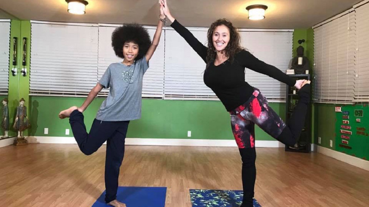 11 yaşındaki Tabay Atkins’in ilham verici yogi olma hikayesi - Uplifers