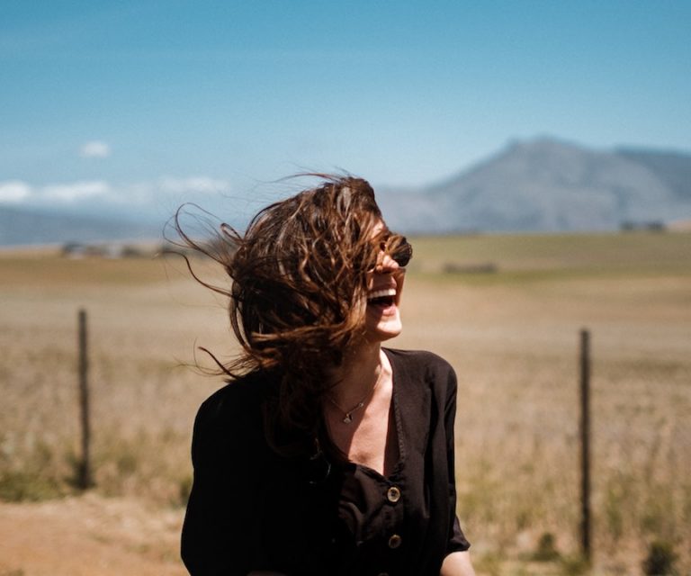 Kahkaha meditasyonu nasıl yapılır: Gülmenin iyileştirici gücünü keşfedin