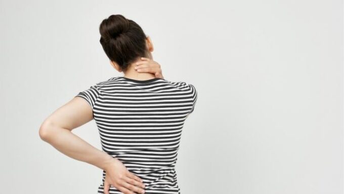 Bacak bacak üstüne atmak zararlı mı? - Uplifers