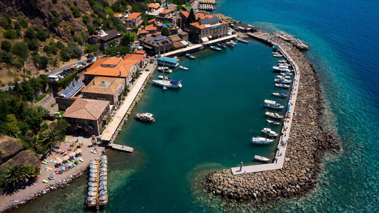 Assos Antik Limanı Gezi Rehberi: Ne Yapılır, Nereler Gezilir, Ne Yenir?